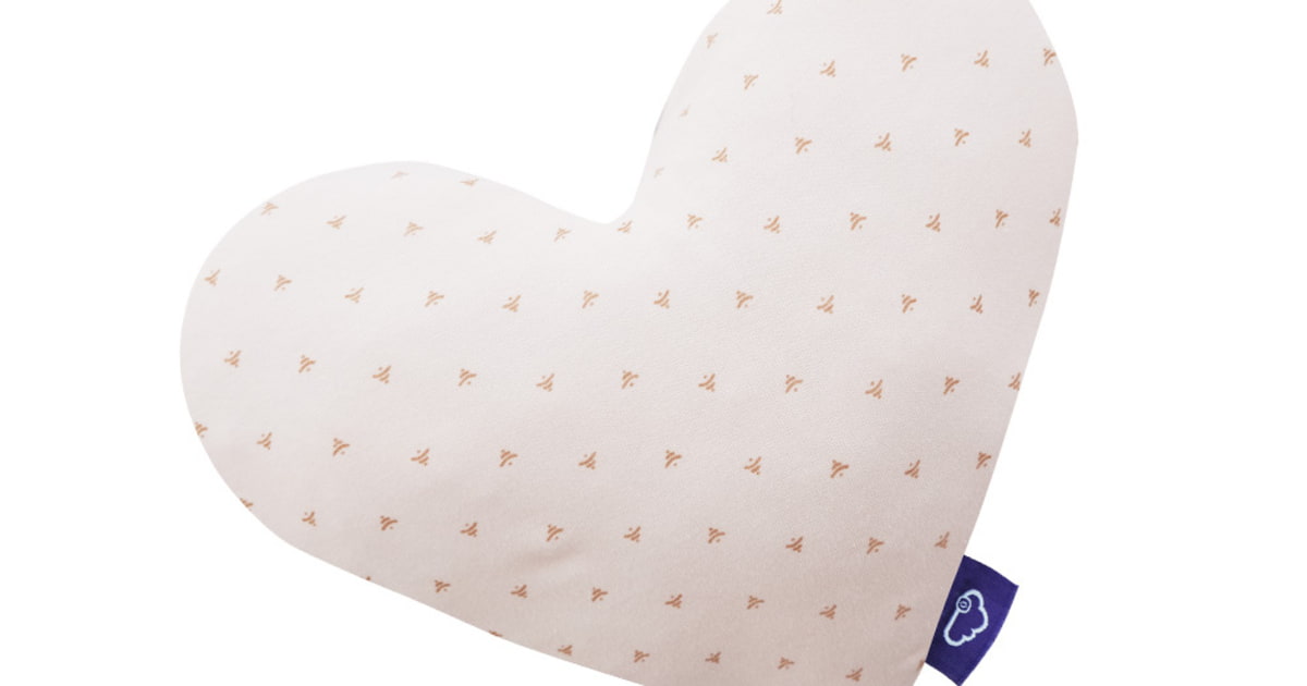 Cosy heart-shaped cushion in twister beige design